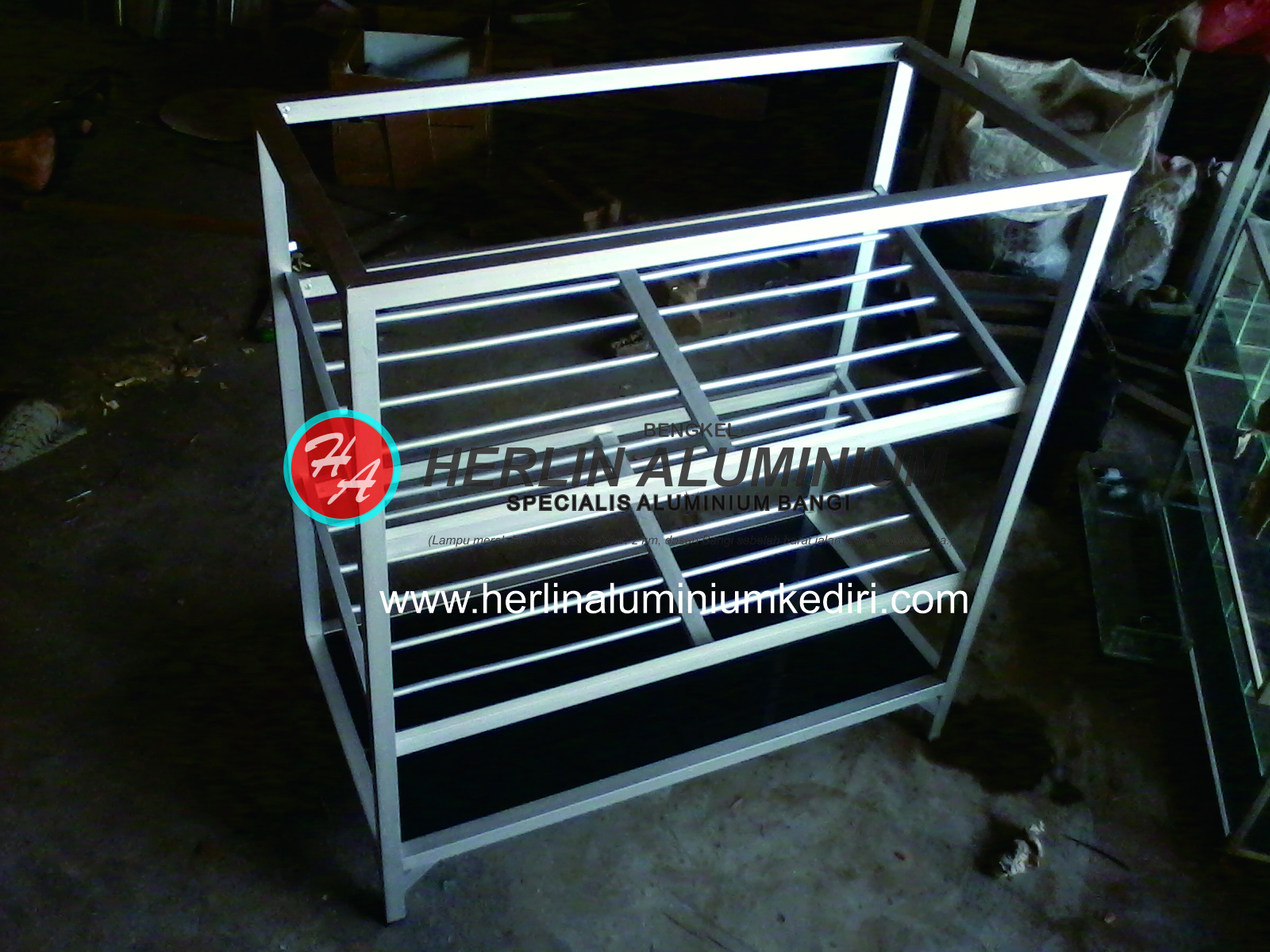 Rak Sepatu Lemari Sepatu Kaca Aluminium Showcase Sepatu Etalase Sepatu ...