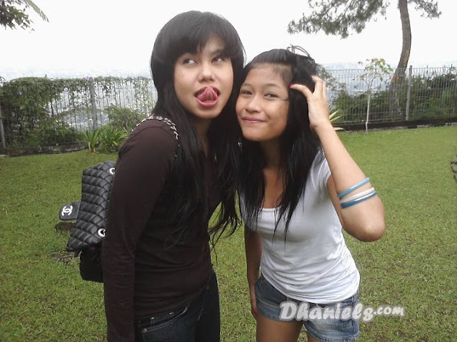 Aksi Pamer BH Duo ABG Cantik, Nanda Dan Vhie - HLOWBOS