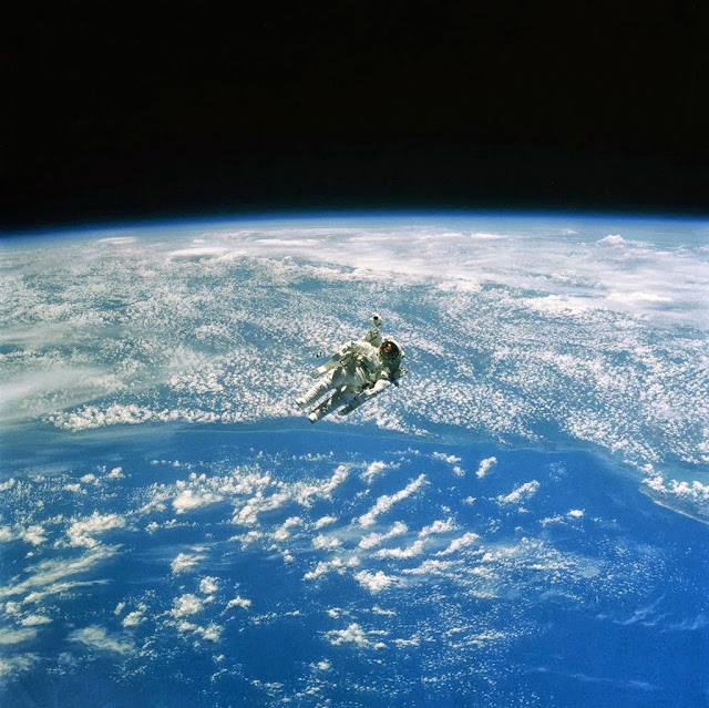 25 Amazing Photographs That Capture Astronauts Make Walking in Space ...