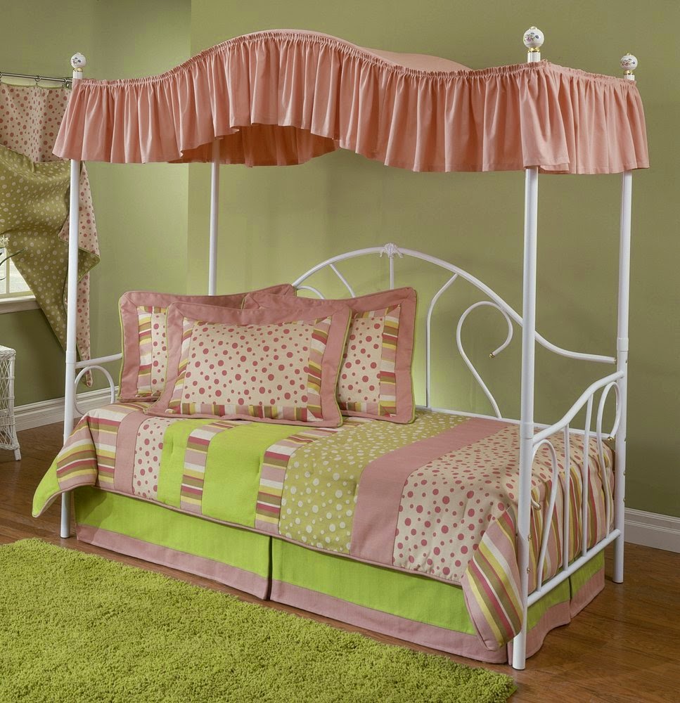 Bedroom Decor Ideas and Designs: Canopy Beds for Girls