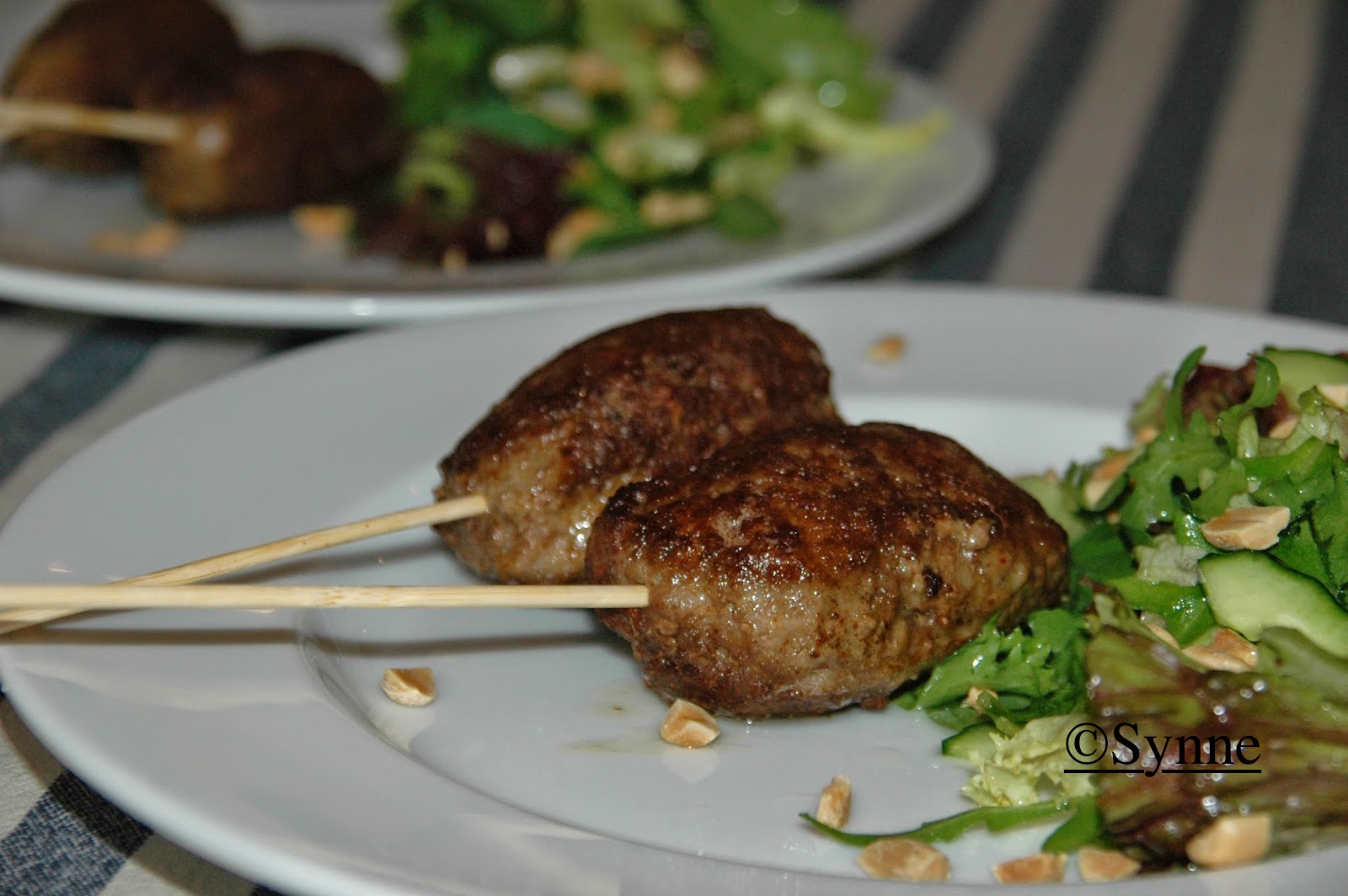 ganske enkelt: Kjøttboller (kebab) på spyd med asiatiskinspirert salat