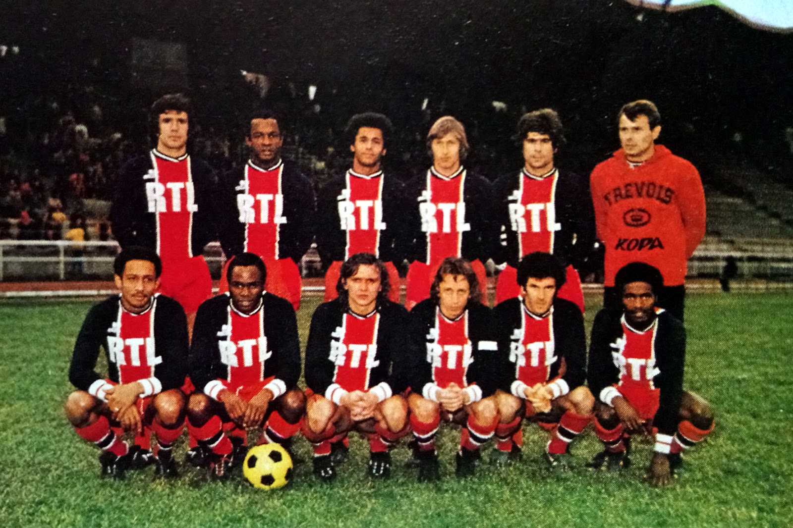 PARIS S.G 1975-76. By Panini.