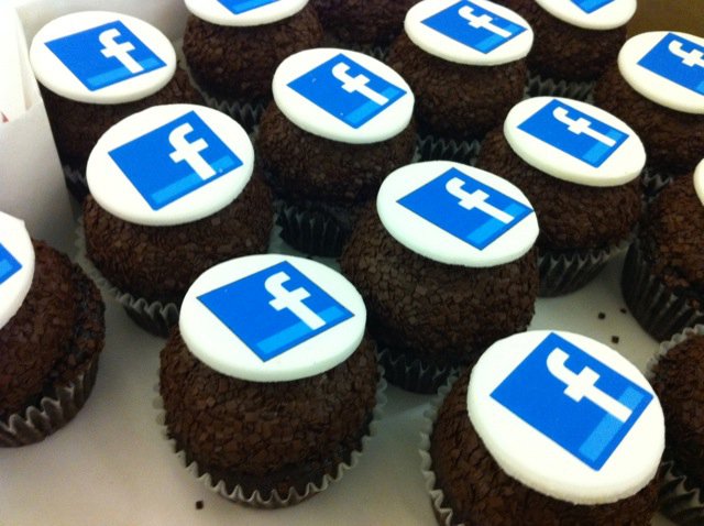 Cupcakes Cup: Facebook Logo Cupcakes