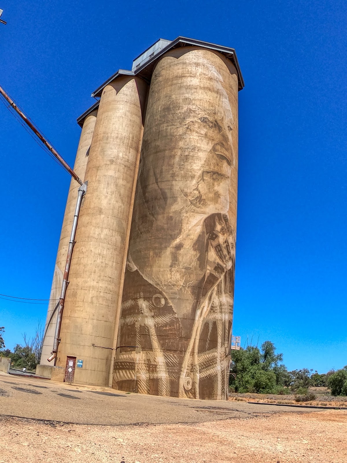 Bushtracker Travels RosnRoss: Tracking Australian Silo Art - Victoria