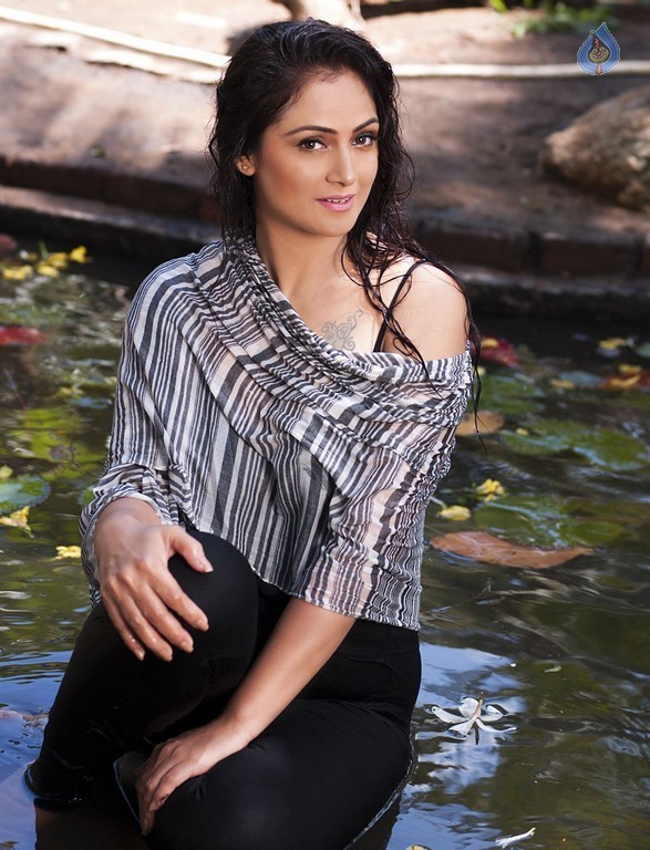 Famous Actress Photos: Simran New Look Photoshoots
