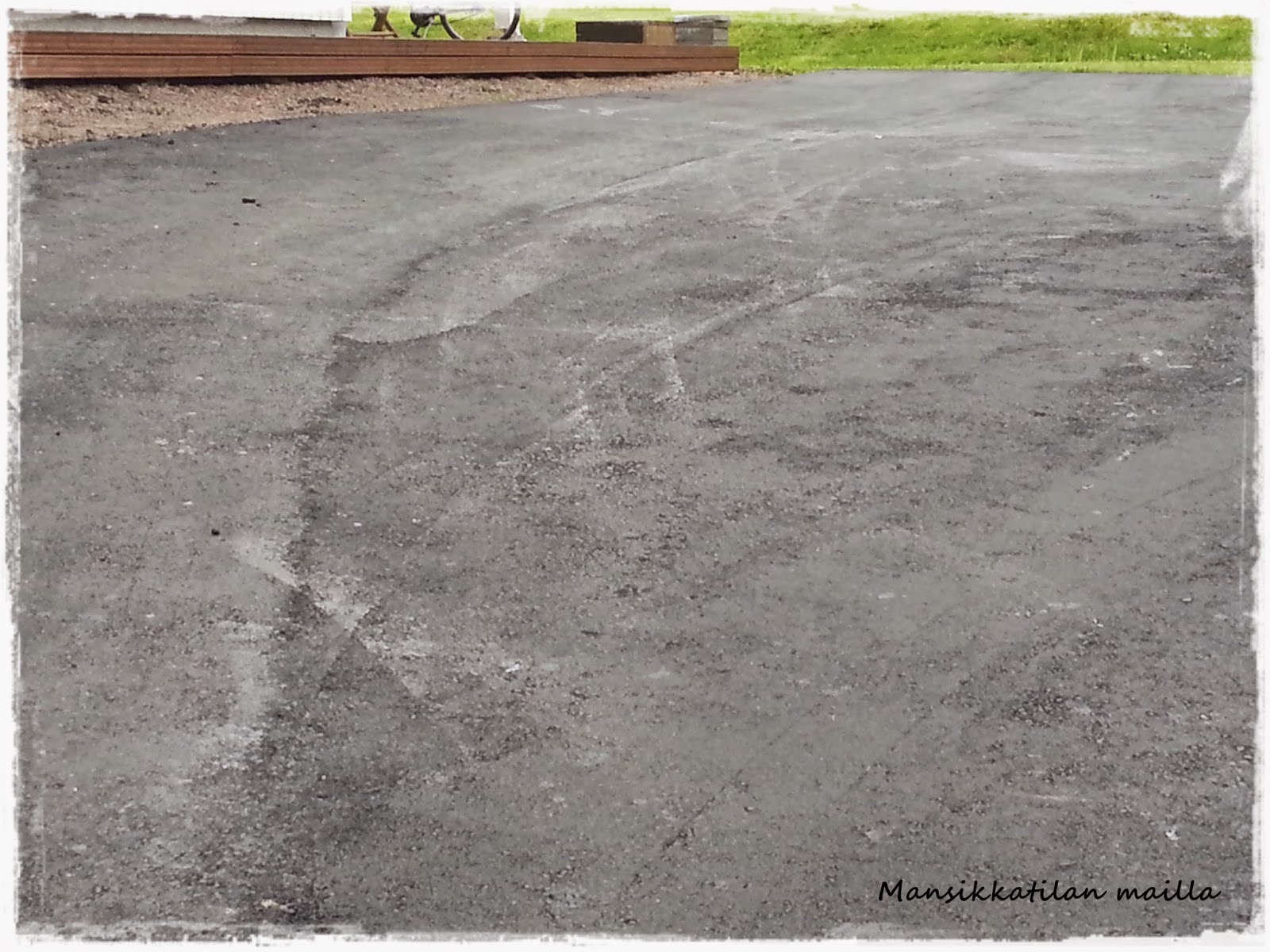 Mansikkatilan mailla: Polttaa, asfaltti polttaa