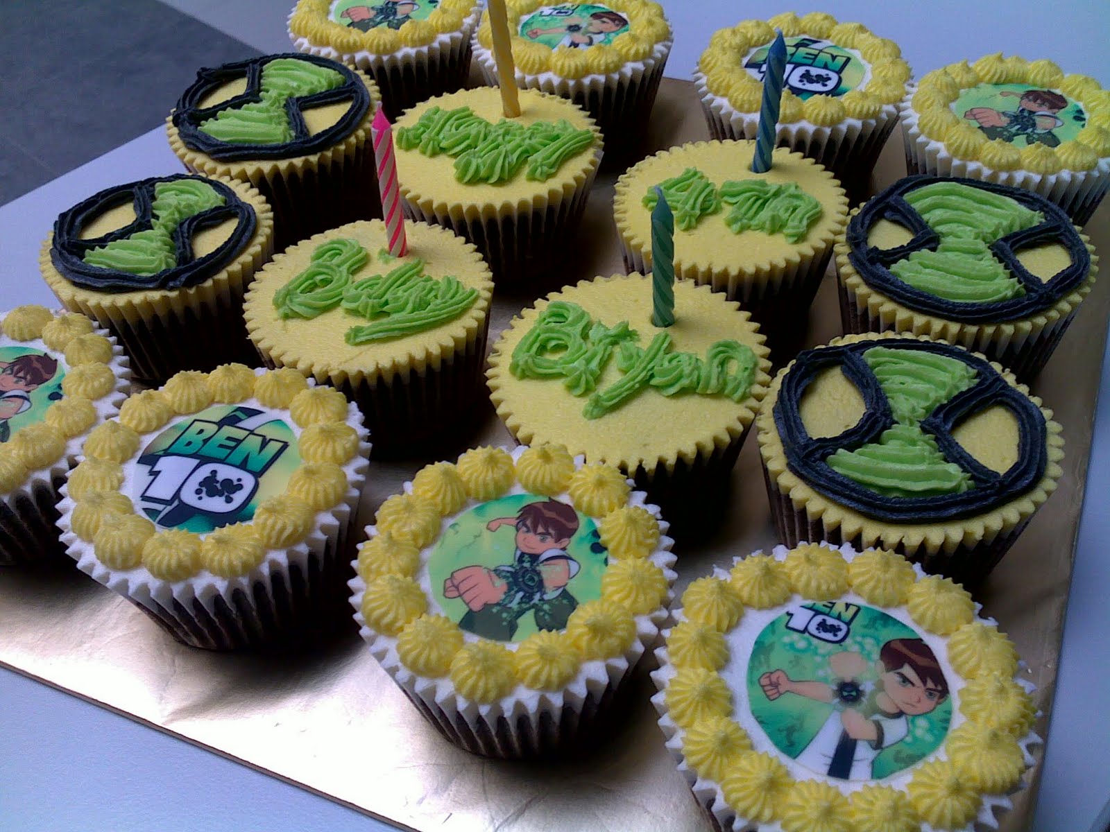 Family First's Confections: Ben 10 Cupcakes