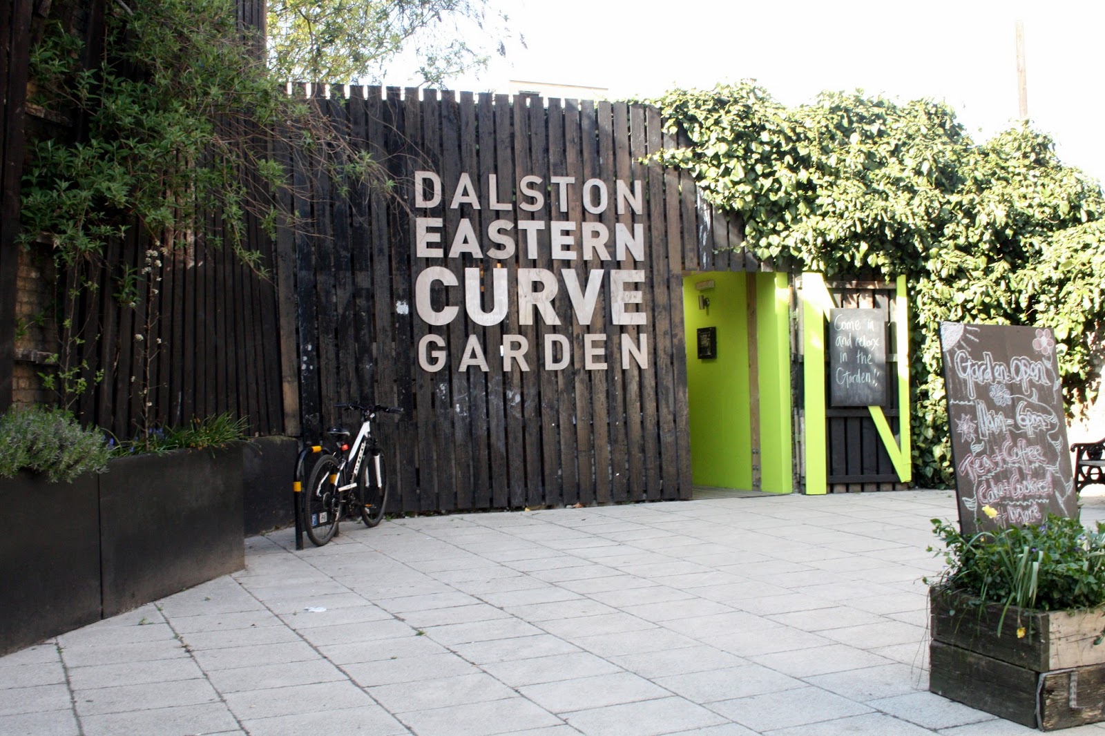 Becoming a Londoner: Dalston Eastern Curve Garden