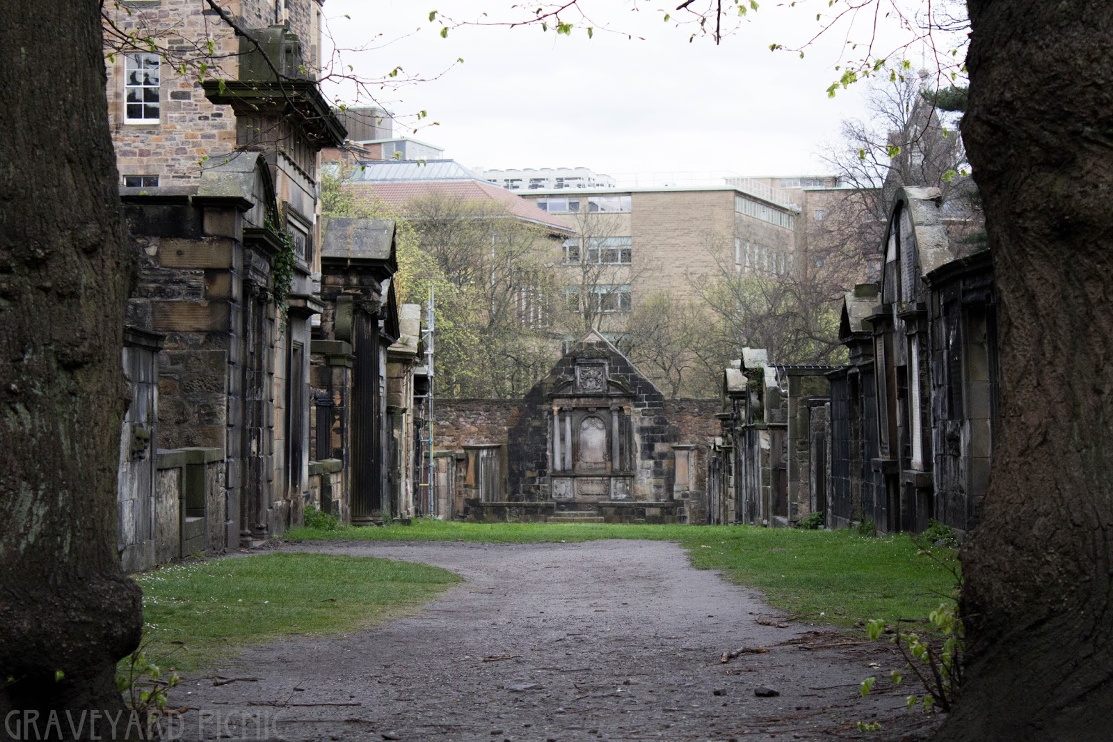 Graveyard Picnic: TRAVEL: The World's Most Haunted Graveyard