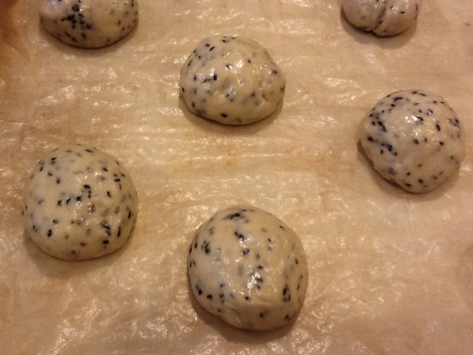 Baking For Cowboys: Korean Sesame Mochi Bread QQ韩式麻磁面包