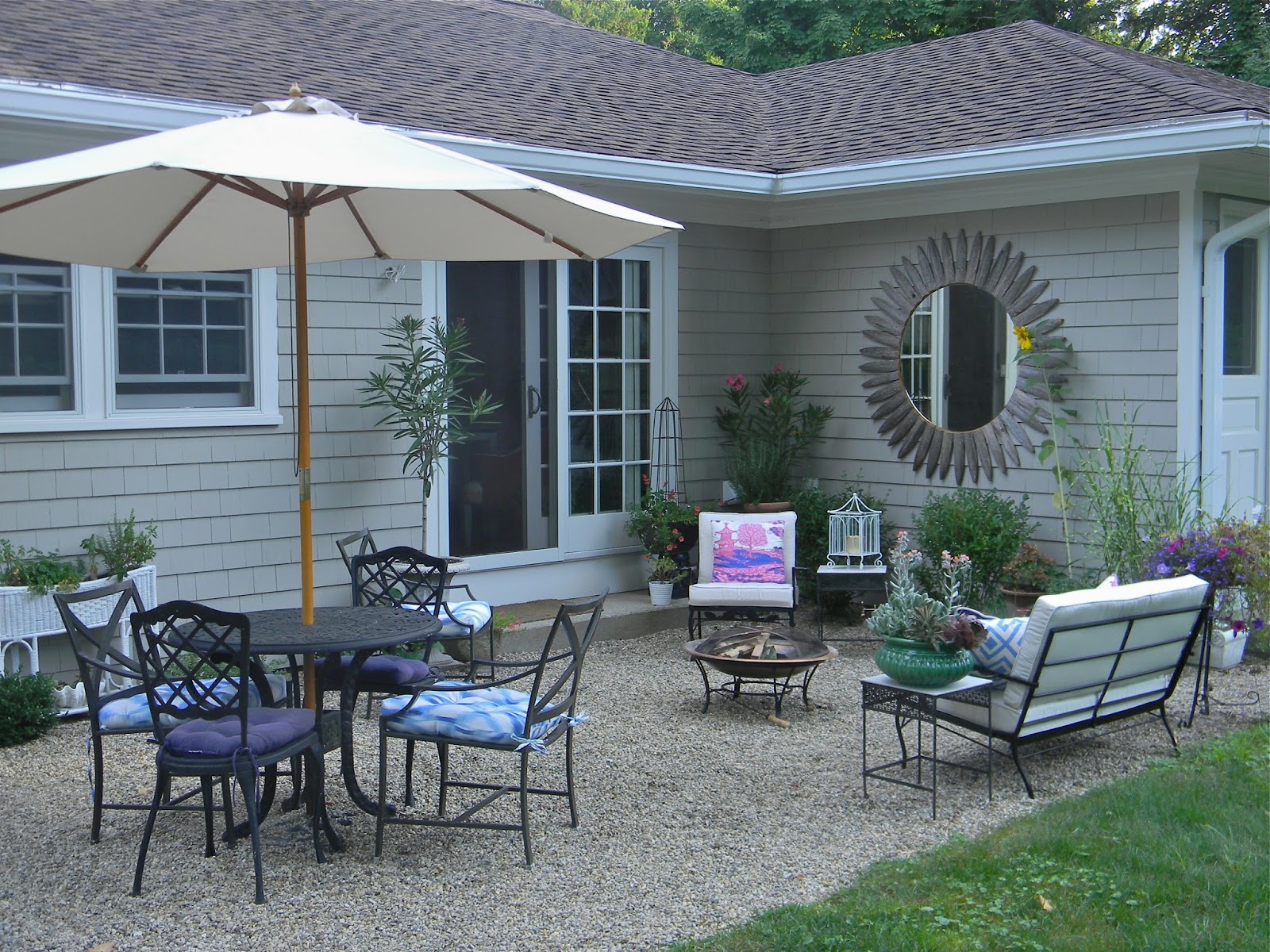 GORGEOUS SHINY THINGS: The Curbside Patio Set Score