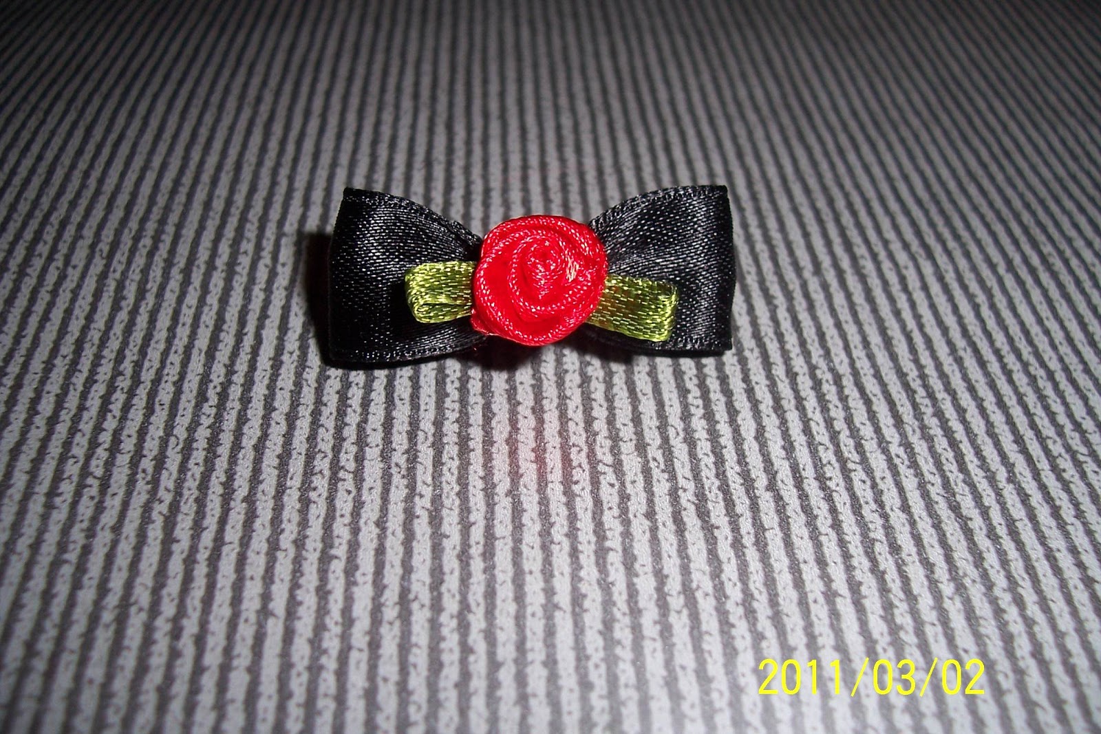 Lacitos para perros Pizquittos: Lacito negro con rosita roja