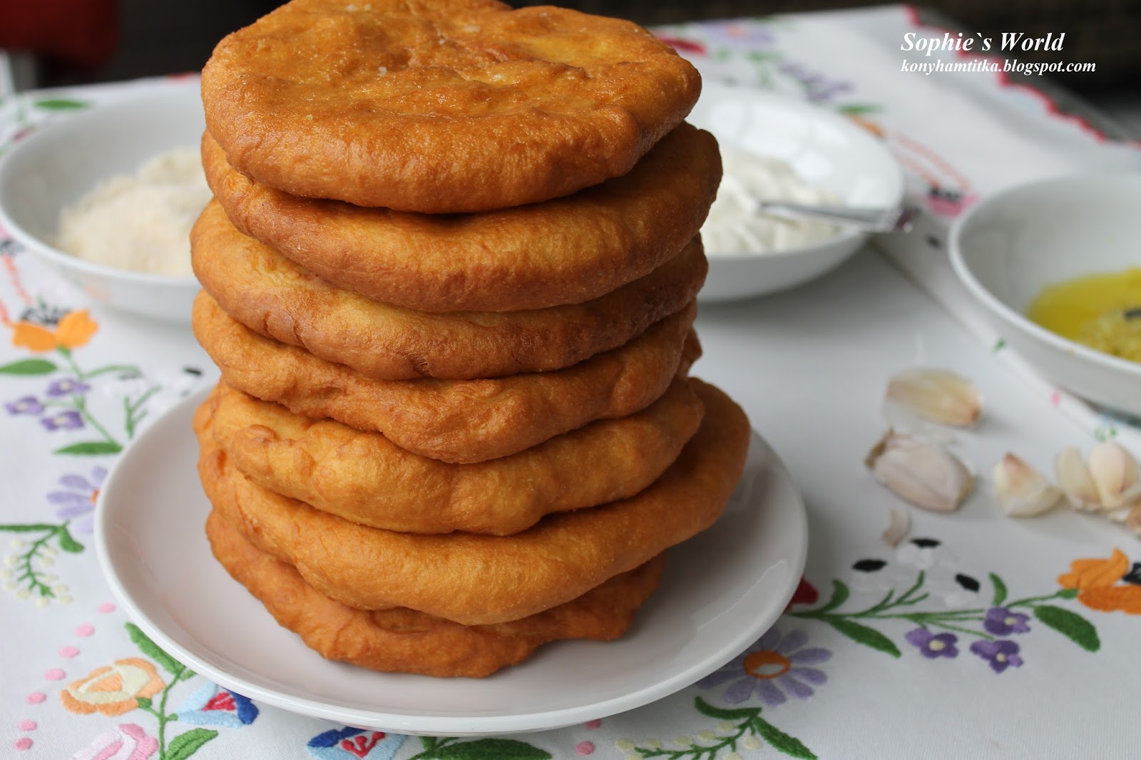 Sophie`s World : Ungarische Lángos (Langosch) mit Knoblauchcreme, Käse ...