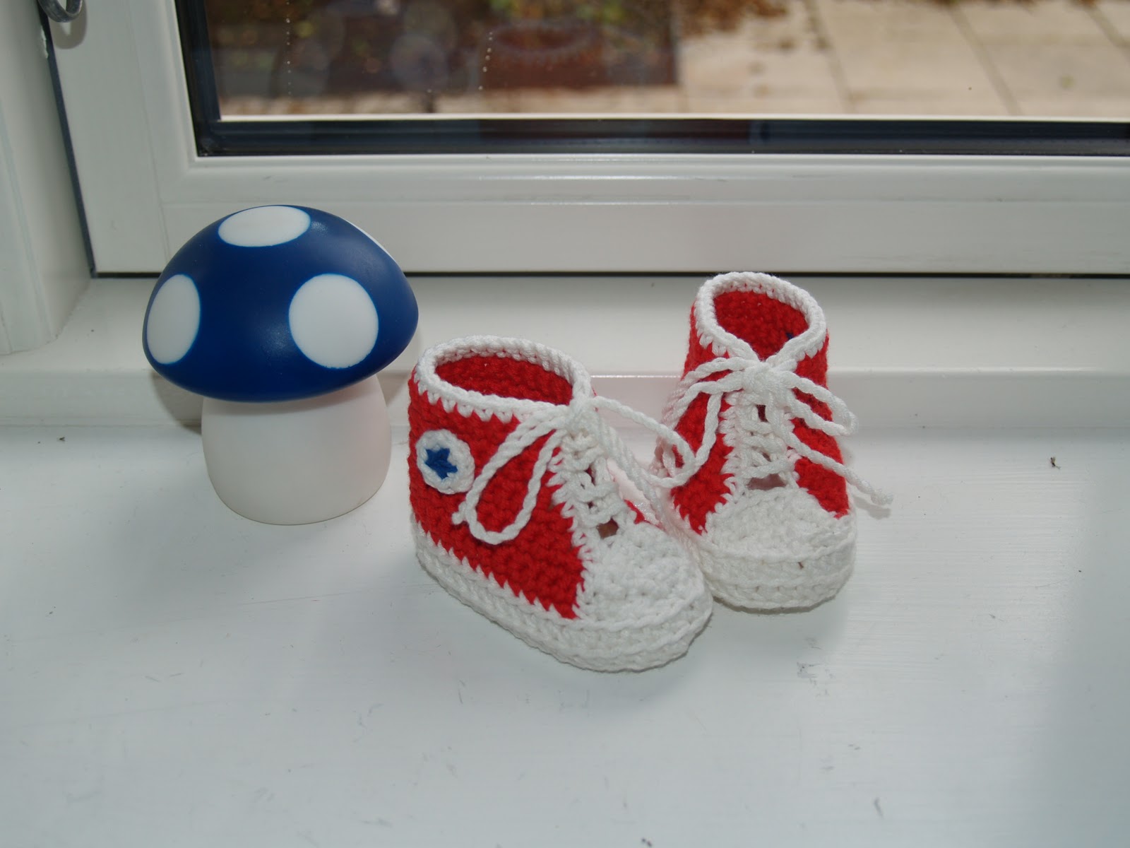 Frøken Fogh: Hæklede Converse baby sutsko
