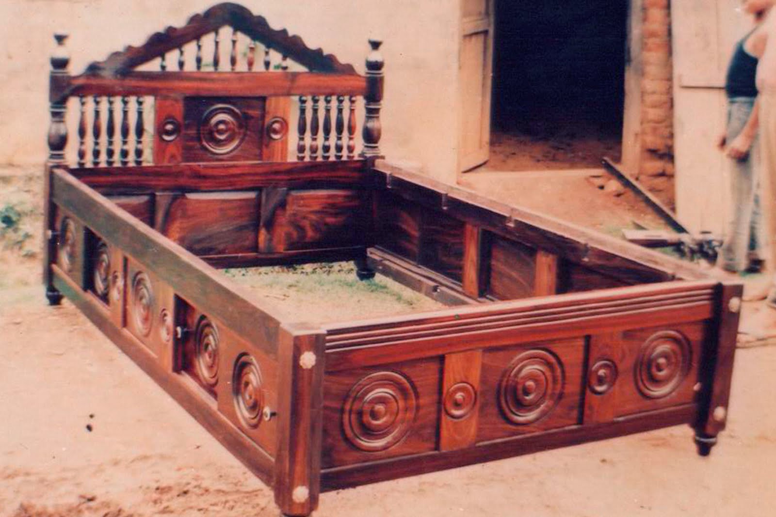 shehan-furnitures-designed-double-cot