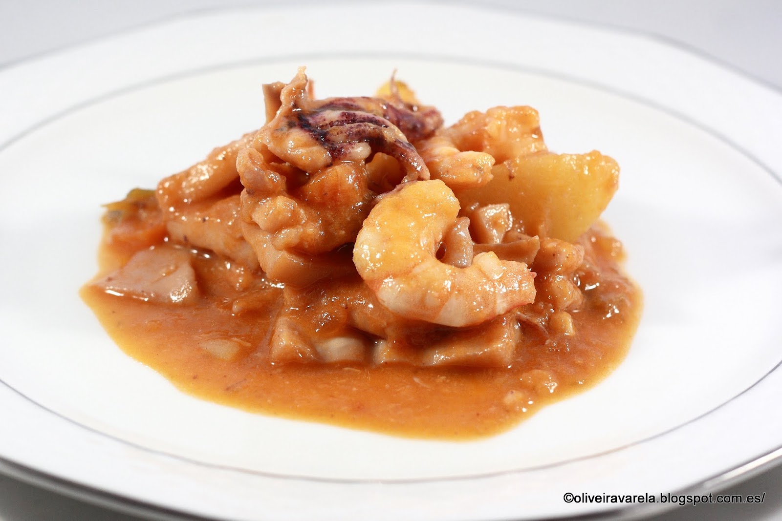 Calamares guisados con langostinos y patatas