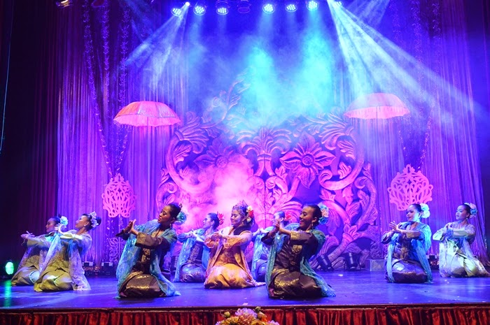 tHe jOuRnEy oF aRt: PANGGUNG SENI TRADISIONAL 2014 : KOLEKSI TARI ...