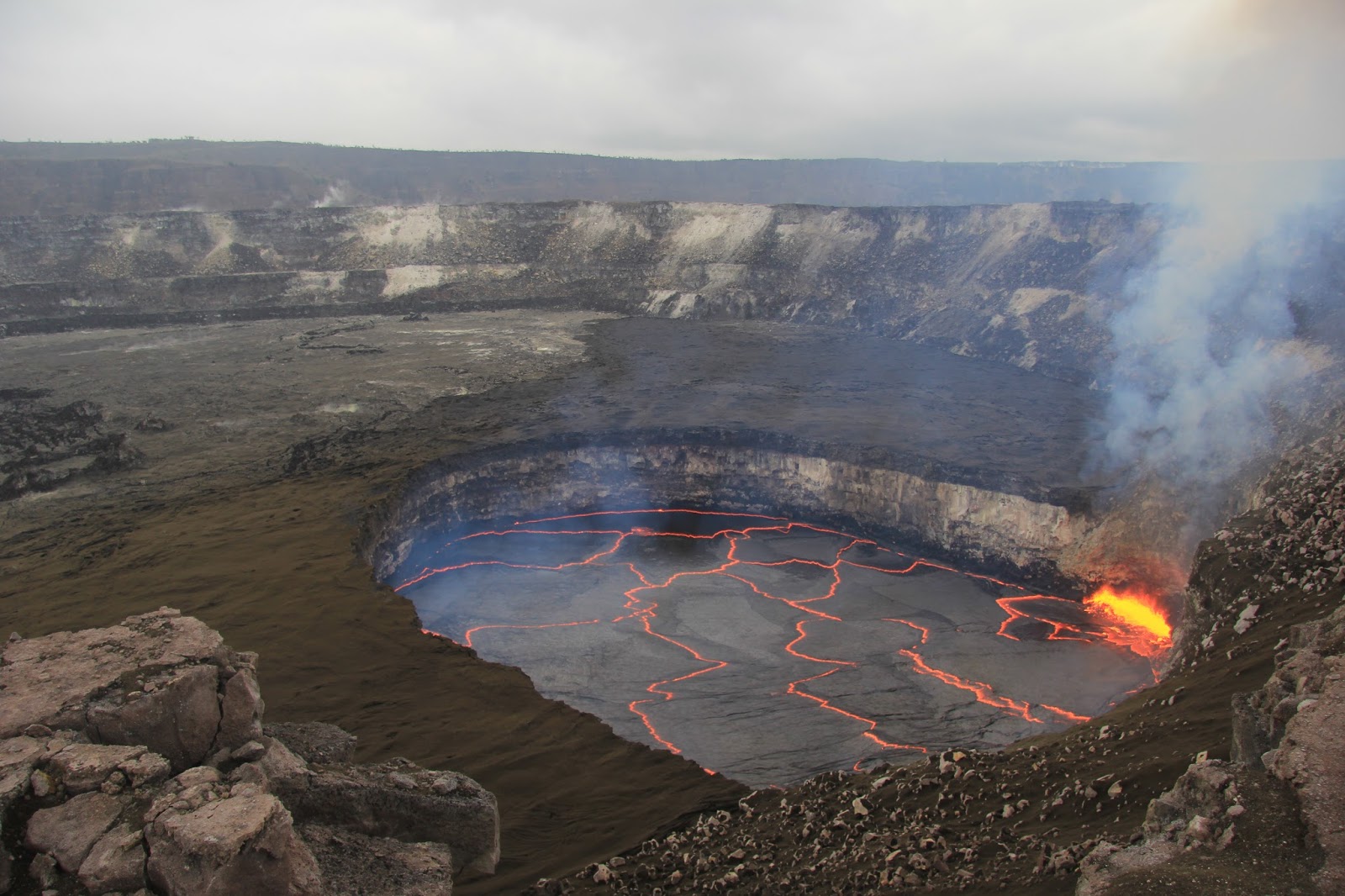 daily timewaster: Halemaʻumaʻu lava lake, Kilauea, Hawaii