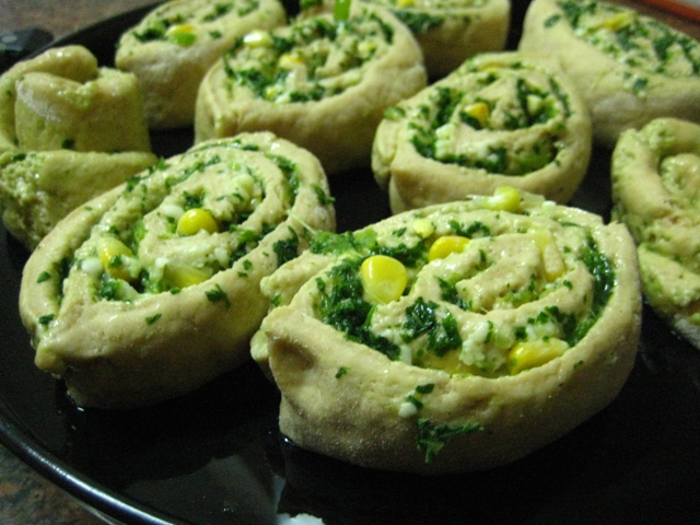 Nan's yum-yums!: Spinach and Corn Bread Roll