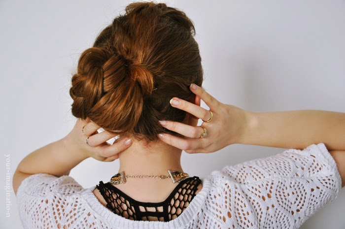 Fryzura do pracy : Prosty, elegancki kok z warkocza