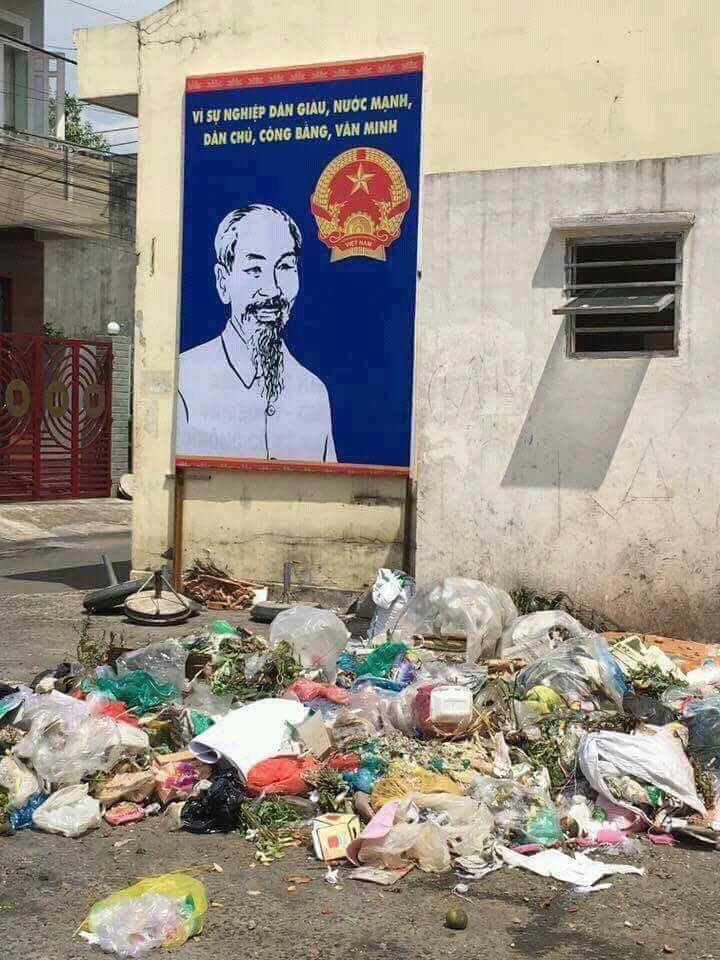 Uncle Ho Loves You: Việt Nam và Sự Sùng Bái Cá Nhân