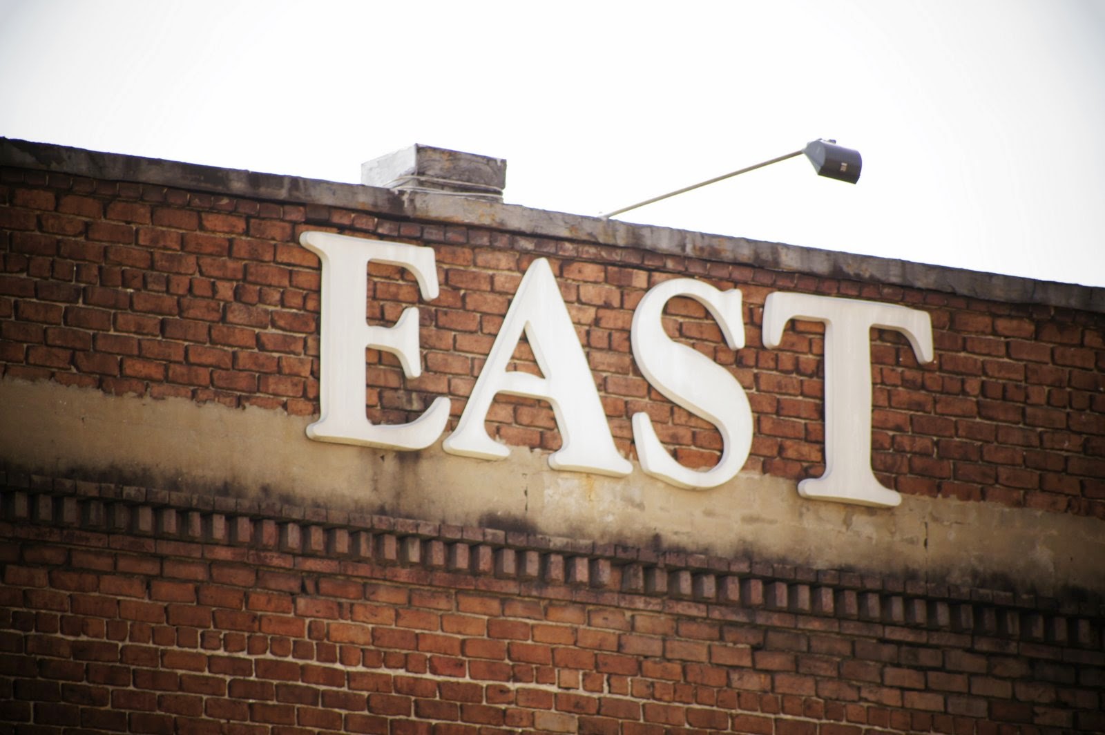 East sign image for commercial use 5499