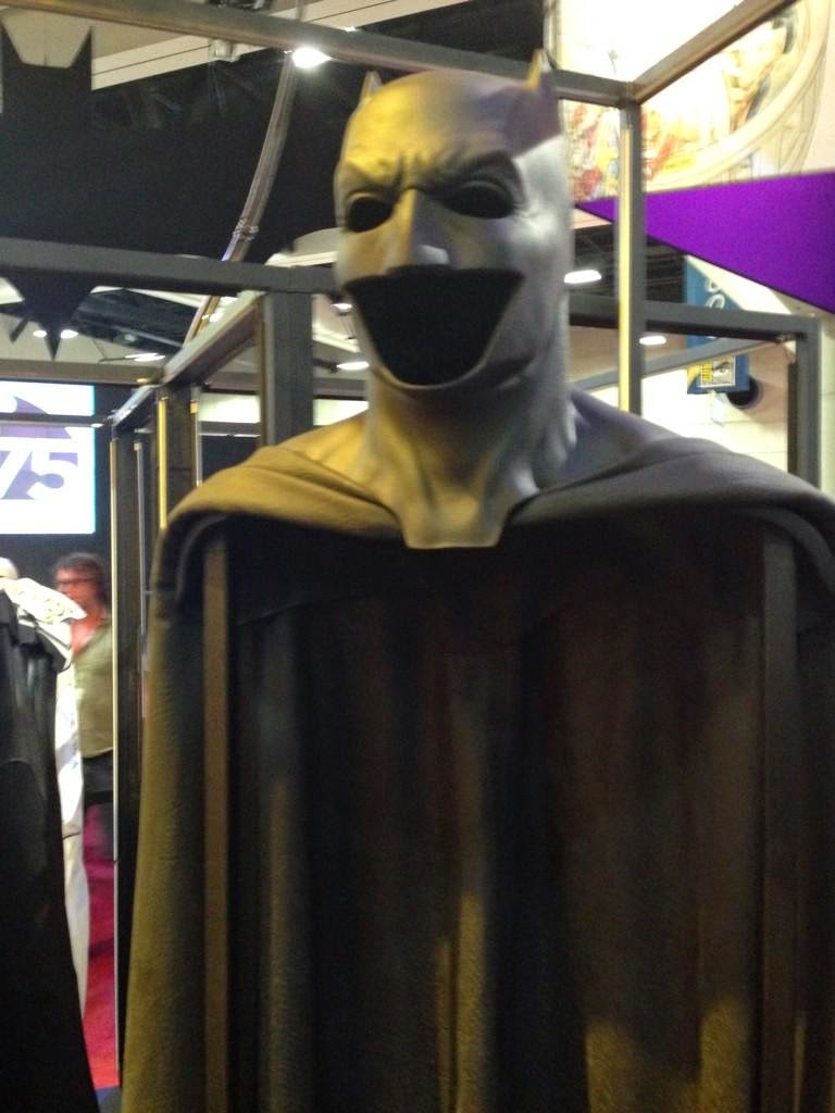 Comic-Con 2014: Ben Affleck as BATMAN in New Image, Plus Cape and Cowl ...