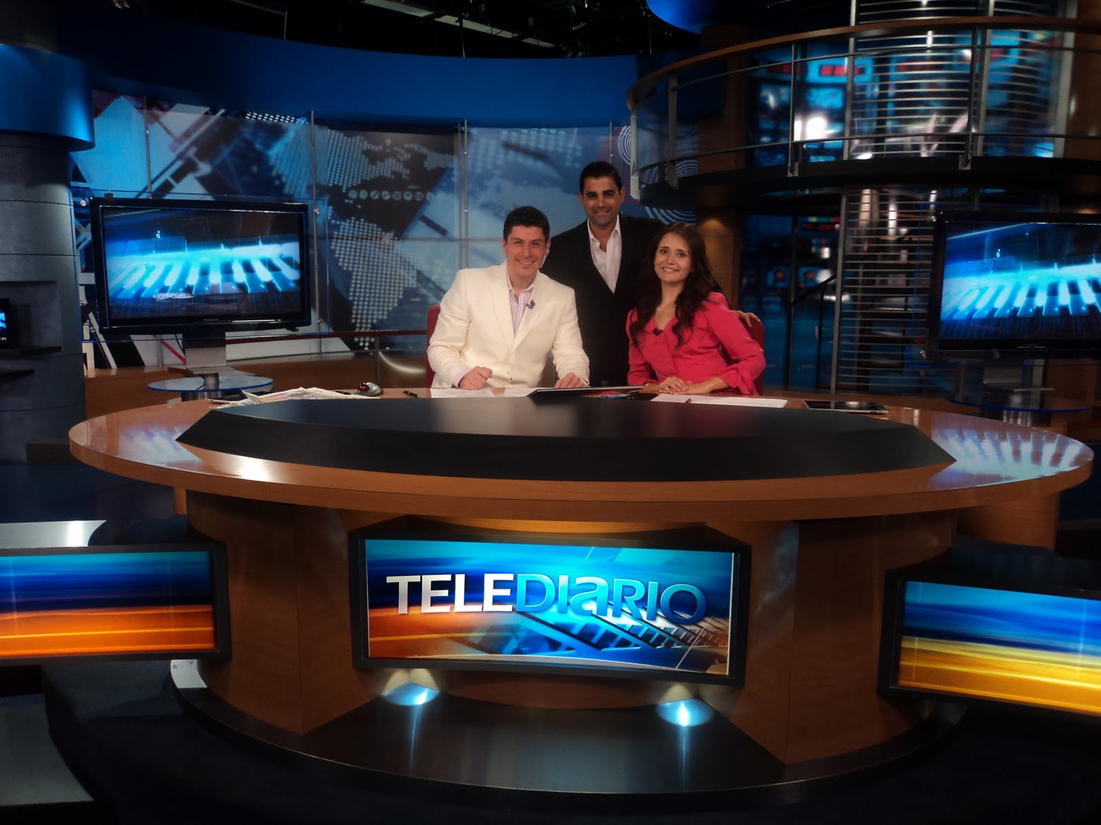 Abel Álvarez: Telediario Fin de Semana, Multimedios Televisión (fotos)
