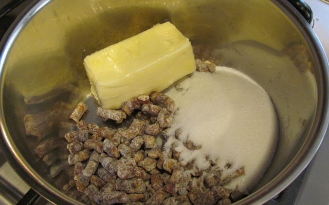 Becky Bakes, and cooks too!: Crispy Date Bars