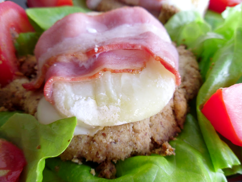 Gourmande ou passionnée...: Chèvre chaud lardé et biscuit aux noix