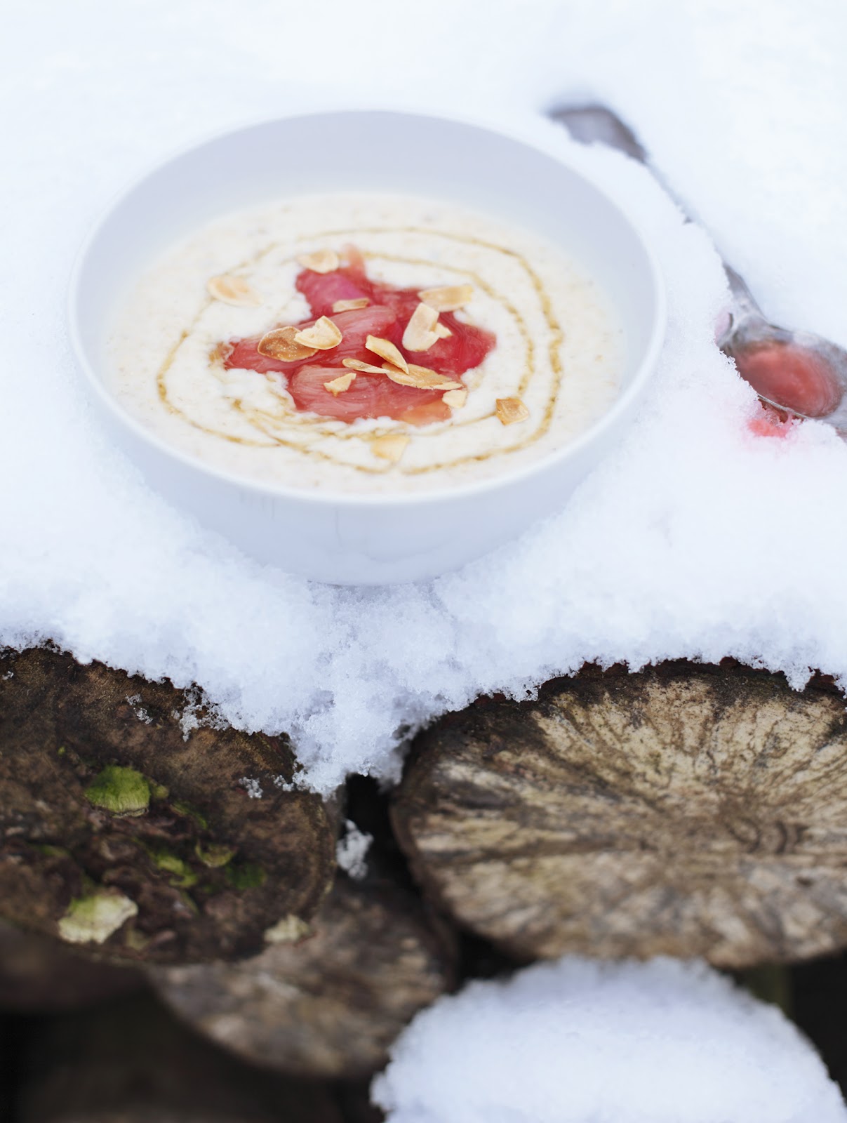 appledrane: Hot porridge with warm rhubarb compote and toasted almonds