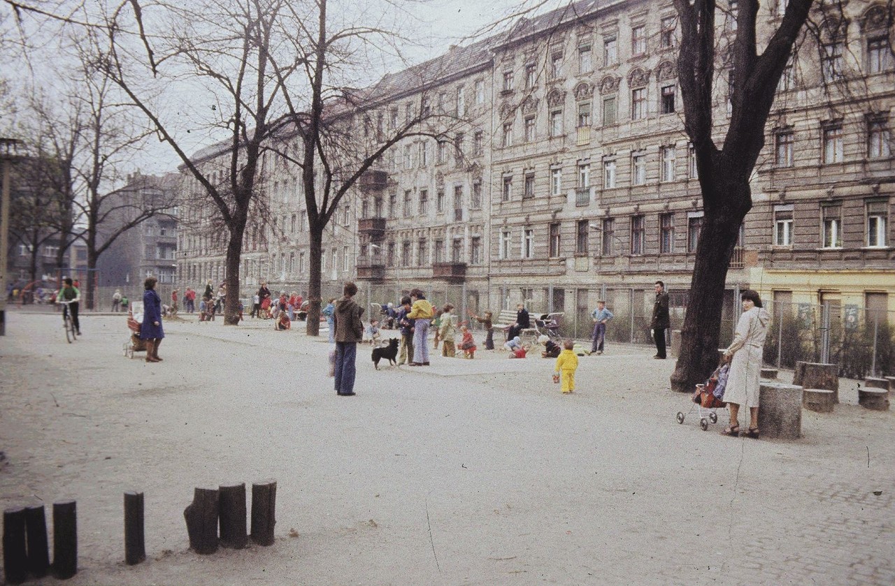 The Last Days of East Germany: 40 Fascinating Photographs That Capture ...