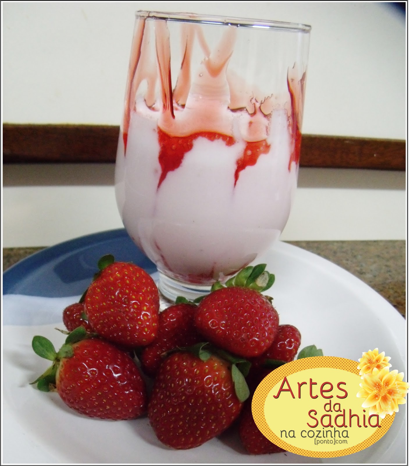 Vitamina de morangos com calda de morango Saborama | Artes da Sadhia na ...