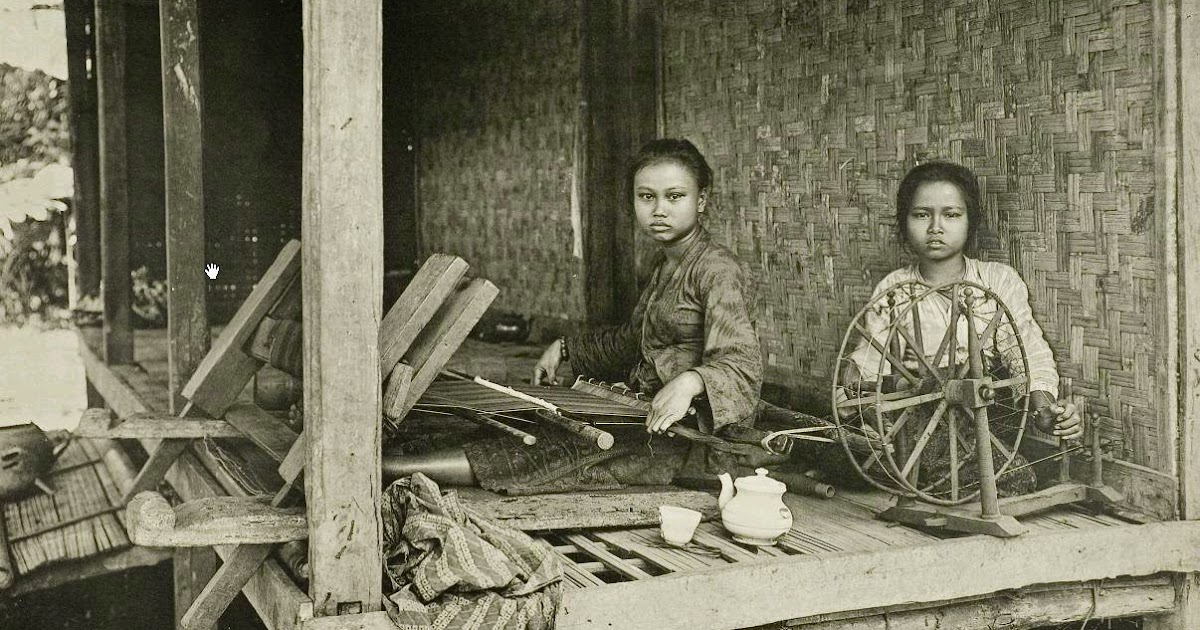 Indonesia Zaman Doeloe: Perempuan Sunda menenun, awal abad ke-20