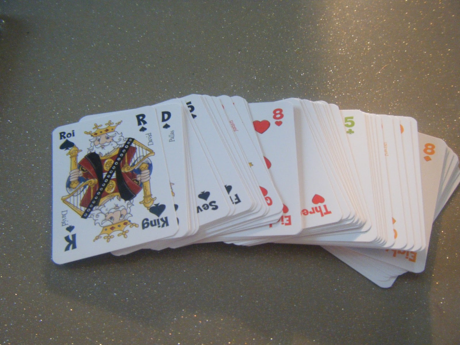 Les taratatas de Sandra: A quoi jouent-ils? - jeu de cartes Batailles!