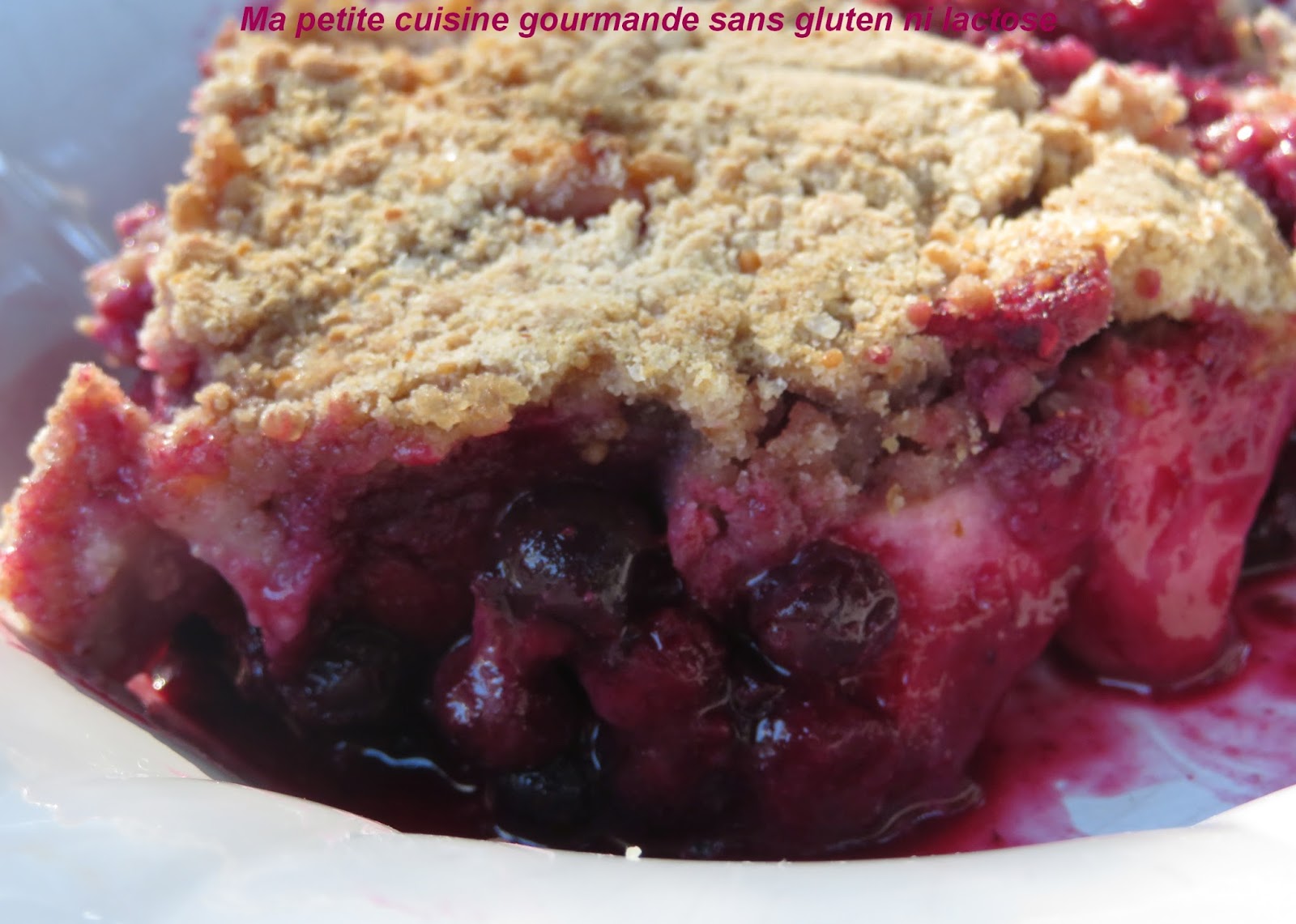 Crumble à la farine de châtaigne aux fruits rouges, aux pommes et à la ...