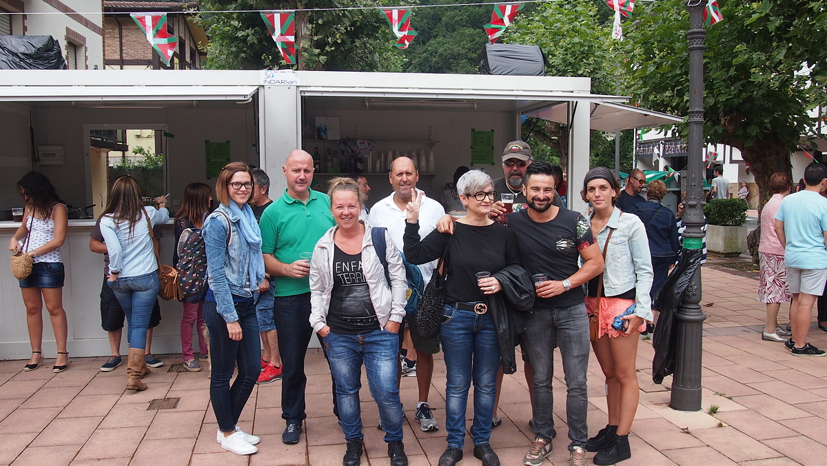 Un centenar de personas disfruta de la comida popular en las fiestas de ...