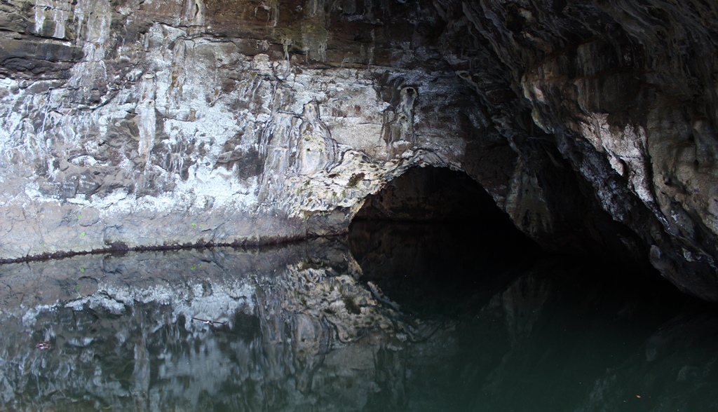 Doug's photo site: Kaua'i: Waikanaloa Wet Cave