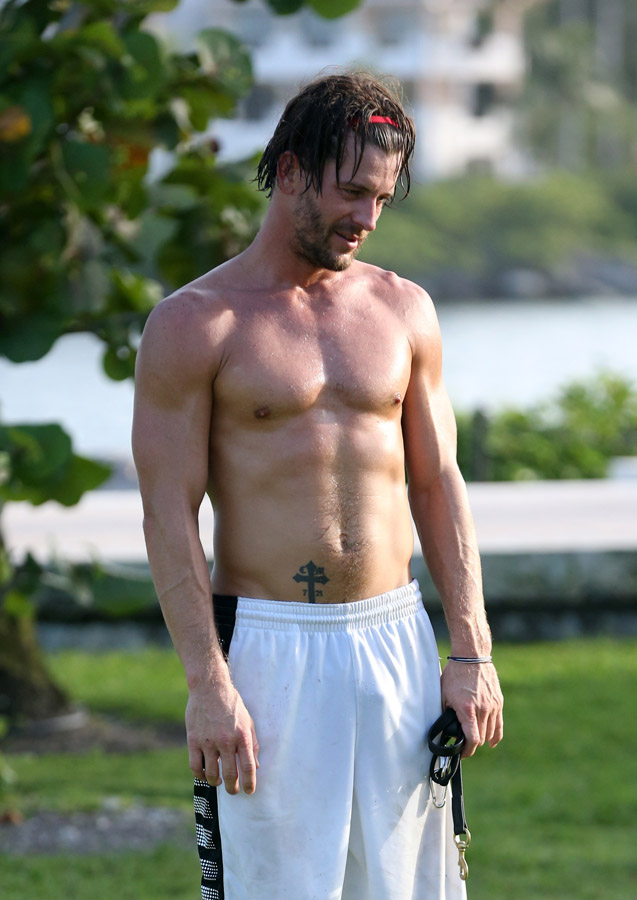 robert intre vis si realitate: Josh Button cele mai noi poze in parc in ...