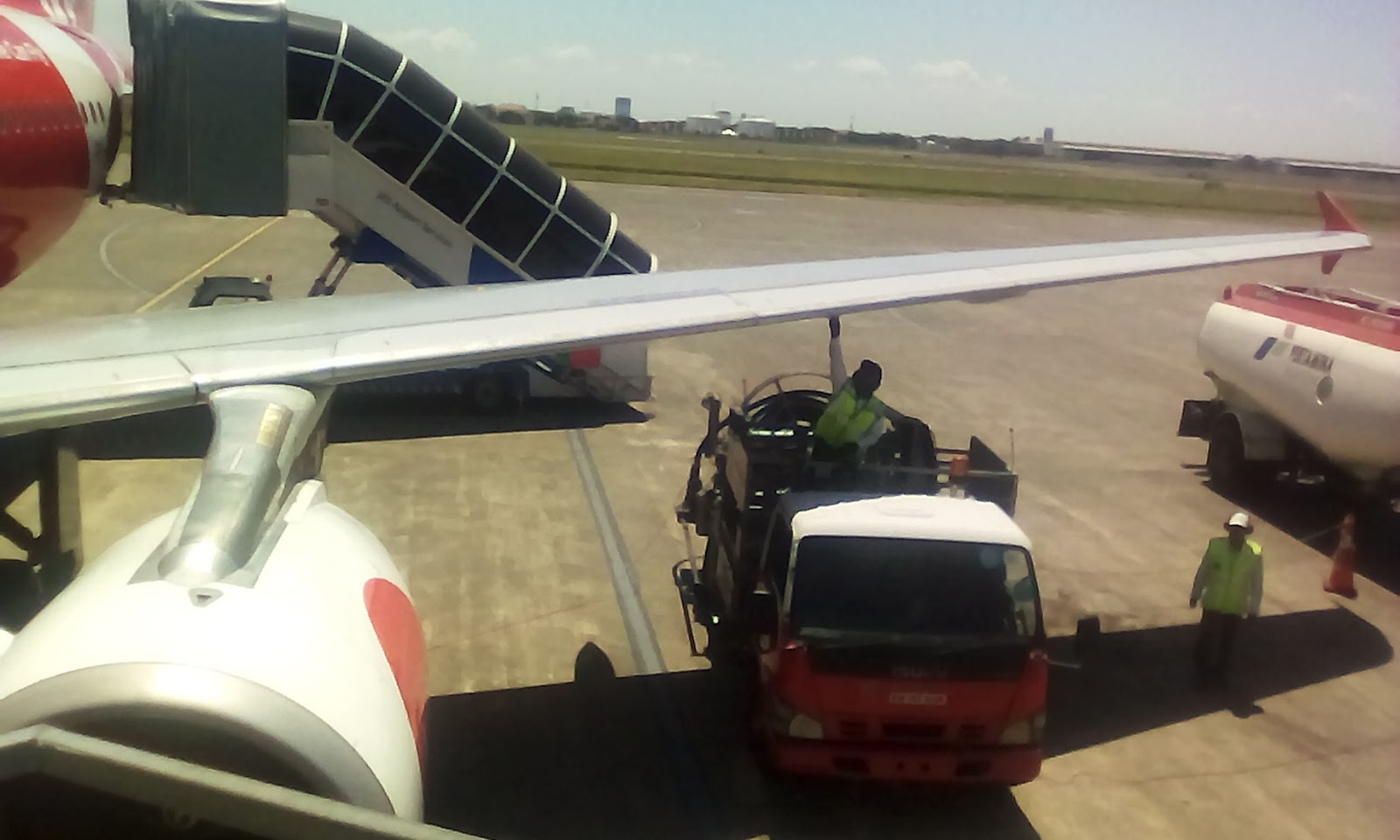 Inspeksi harian pesawat terbang 5 - leading edge wing dan slat