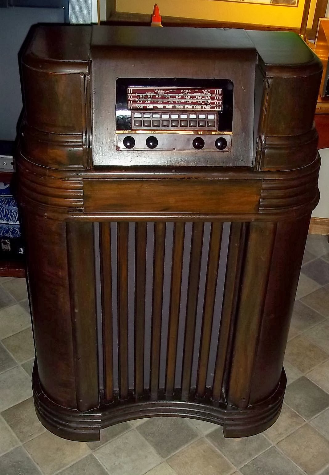 TOM WILLS PRODUCTIONS: The Big Radio