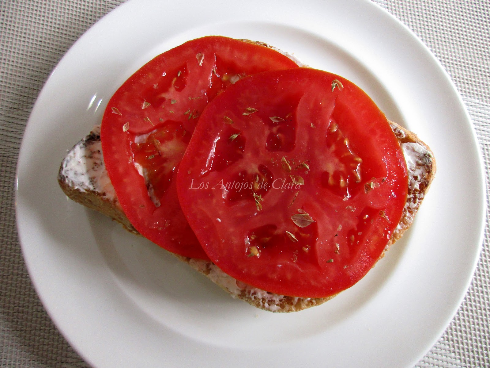 Los Antojos de Clara: Tostada con aceite de oliva, queso crema, tomate ...