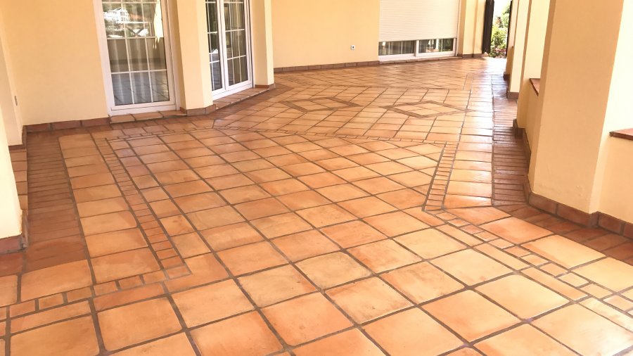 TRATAMIENTO DE SUELO DE BARRO EXTERIOR CON ACABADO EFECTO HÚMEDO