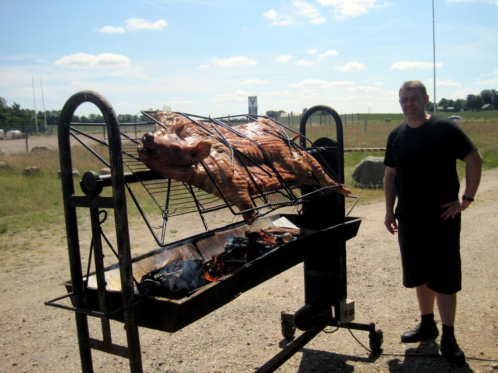 Landbohaven: Grillstegt pattegris med masser af tilbehør.