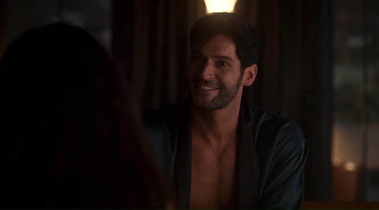 ausCAPS: Tom Ellis shirtless in Lucifer 4-04 "All About Eve"