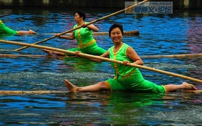 ArtOmega: Unik, Di China Menyebrang Sungai Dengan Sebatang Bambu