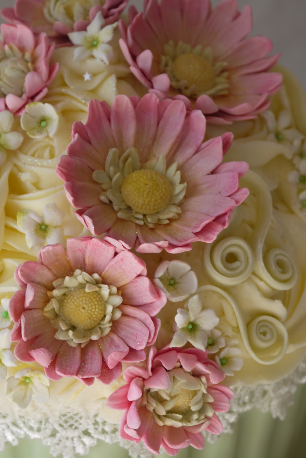 Scrummy Mummy's Cakes: 21st birthday gerbera giant cupcake