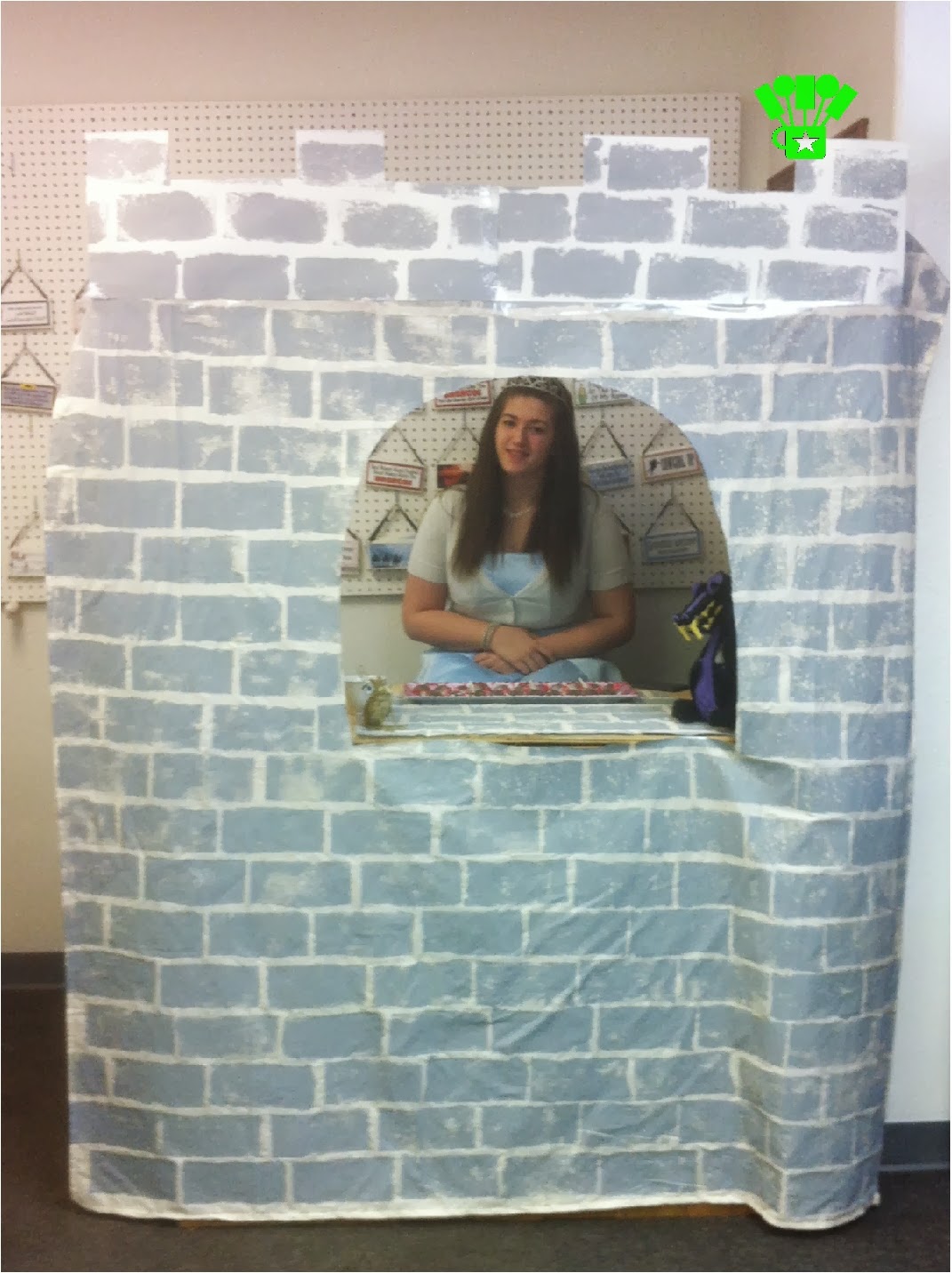 DIY Party Mom: Make Your Own Castle Photo Booth Backdrop