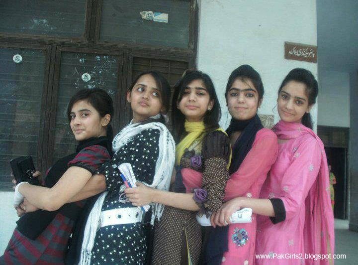 Girls Fashion Picz: Pakistani Beautiful College Girls gallery 2
