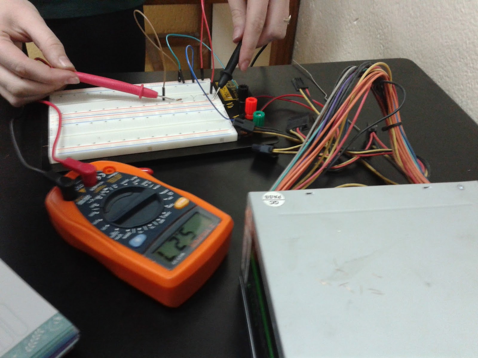 Electro-Ohm: (Práctica) Medir Voltajes